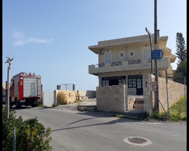 Έβαλε φωτιά στο σπίτι και μετά αυτοπυροβολήθηκε - Είχε κλειδώσει όλες ...